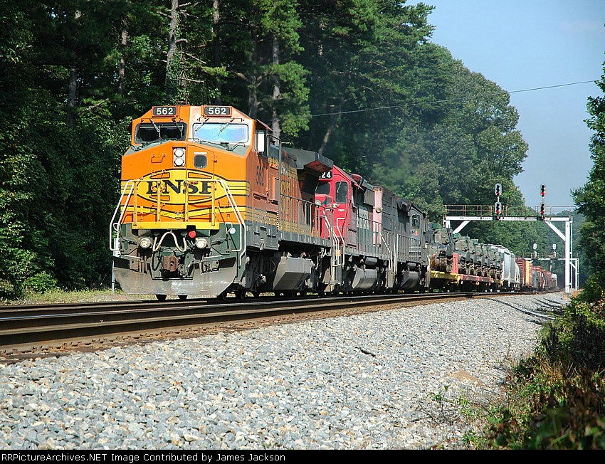 NS 153 BNSF 562